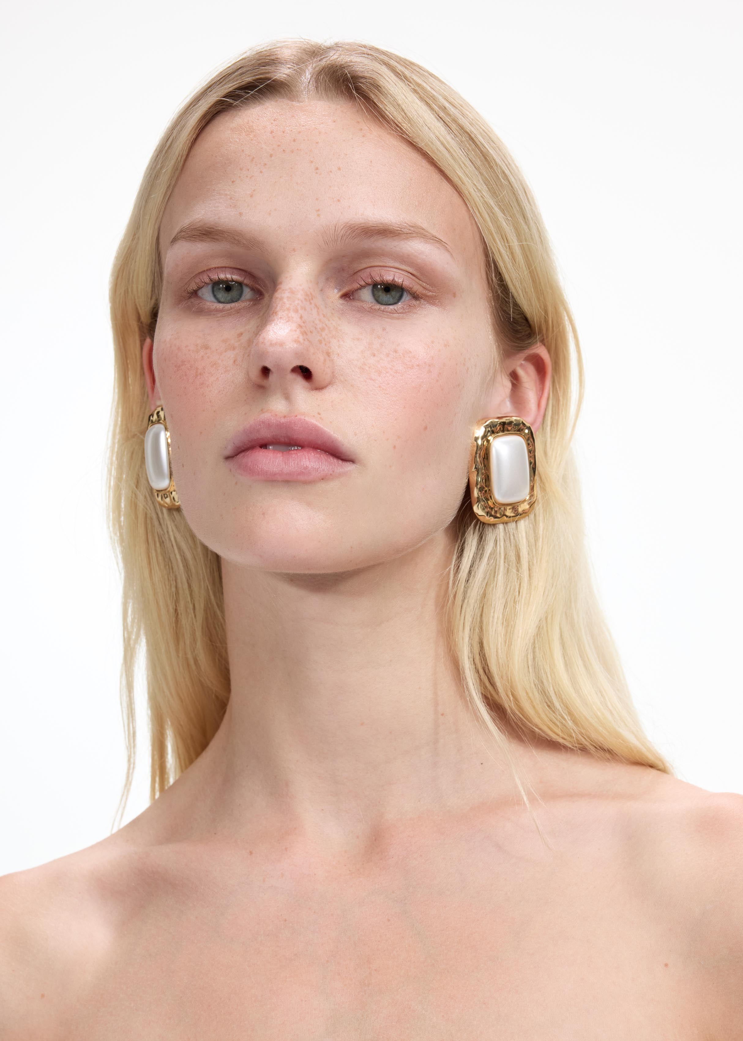 Mottled Gold Pearl Earrings – self-portrait