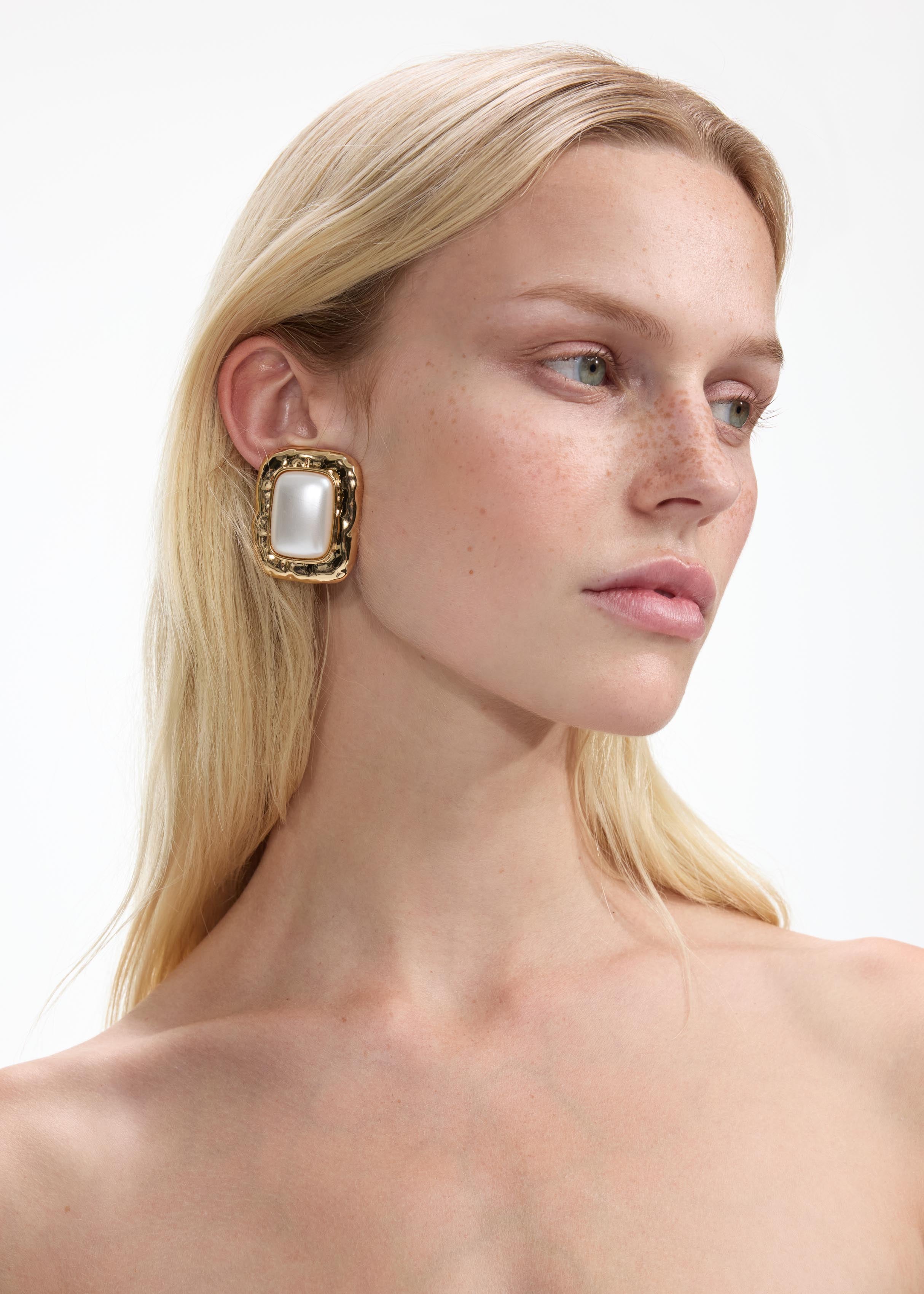 Mottled Gold Pearl Earrings – self-portrait